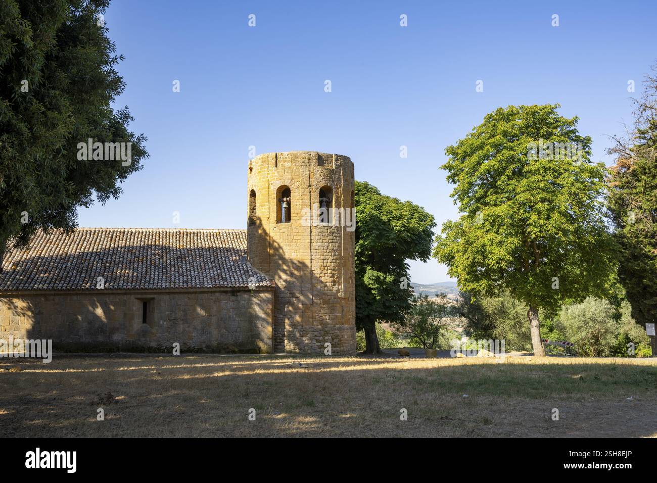 A little church in Tuscan landscape in Val d'Orcia, Tuscany, Italy ...