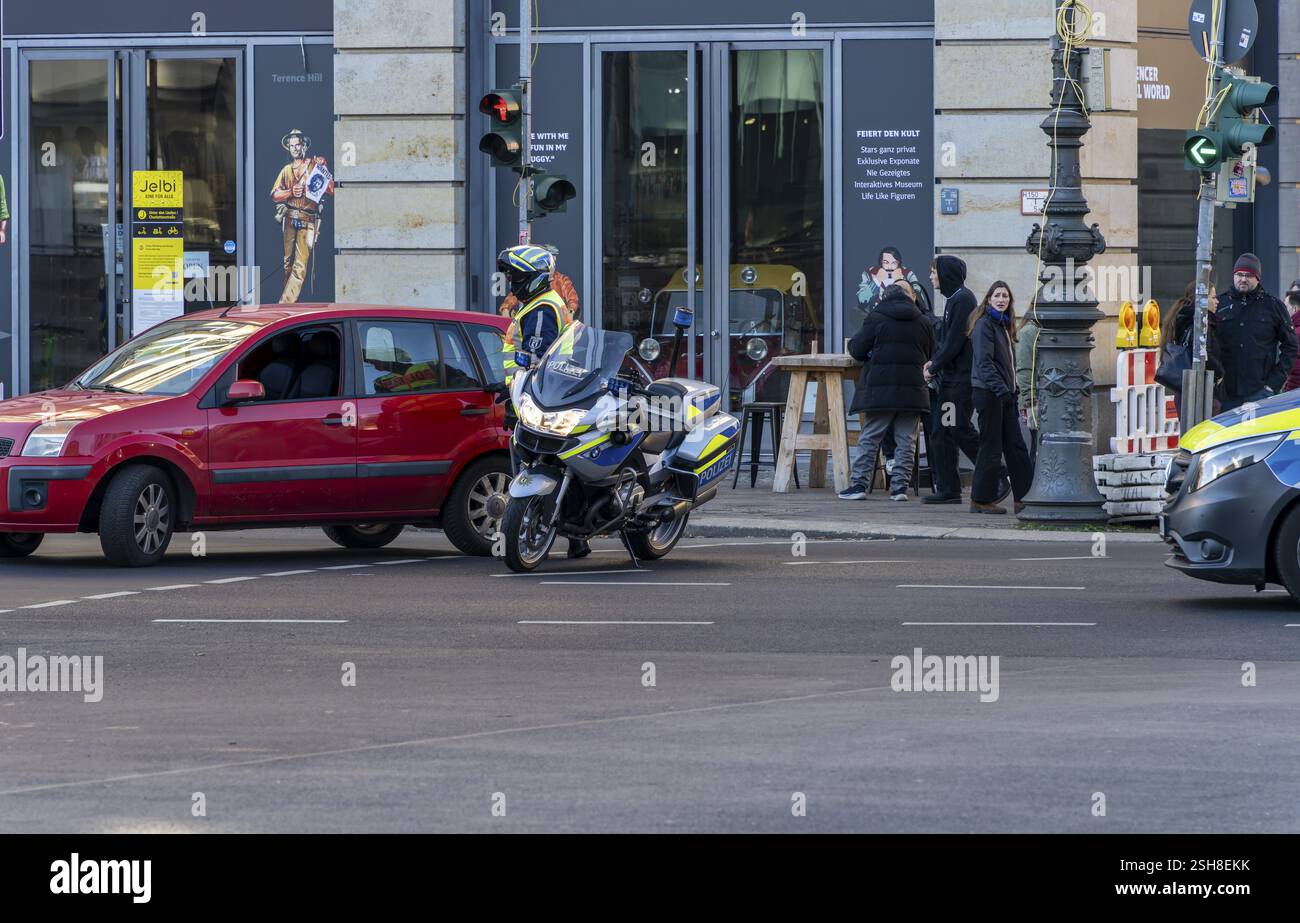 Police officer of the Berlin motorbike squad regulates traffic, Unter ...