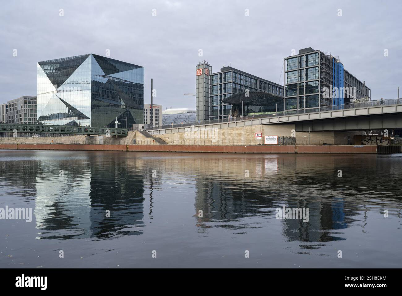 Cube office building, main railway station, Spree, reflection, Berlin ...
