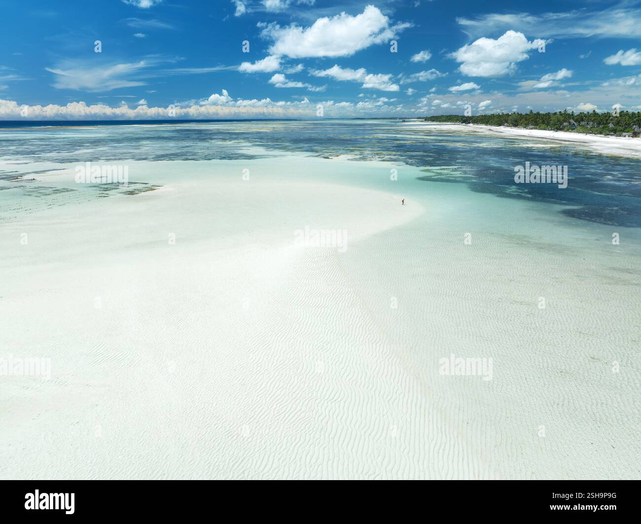 Aerial view of island during low tide, ocean, white sandy beach Stock ...