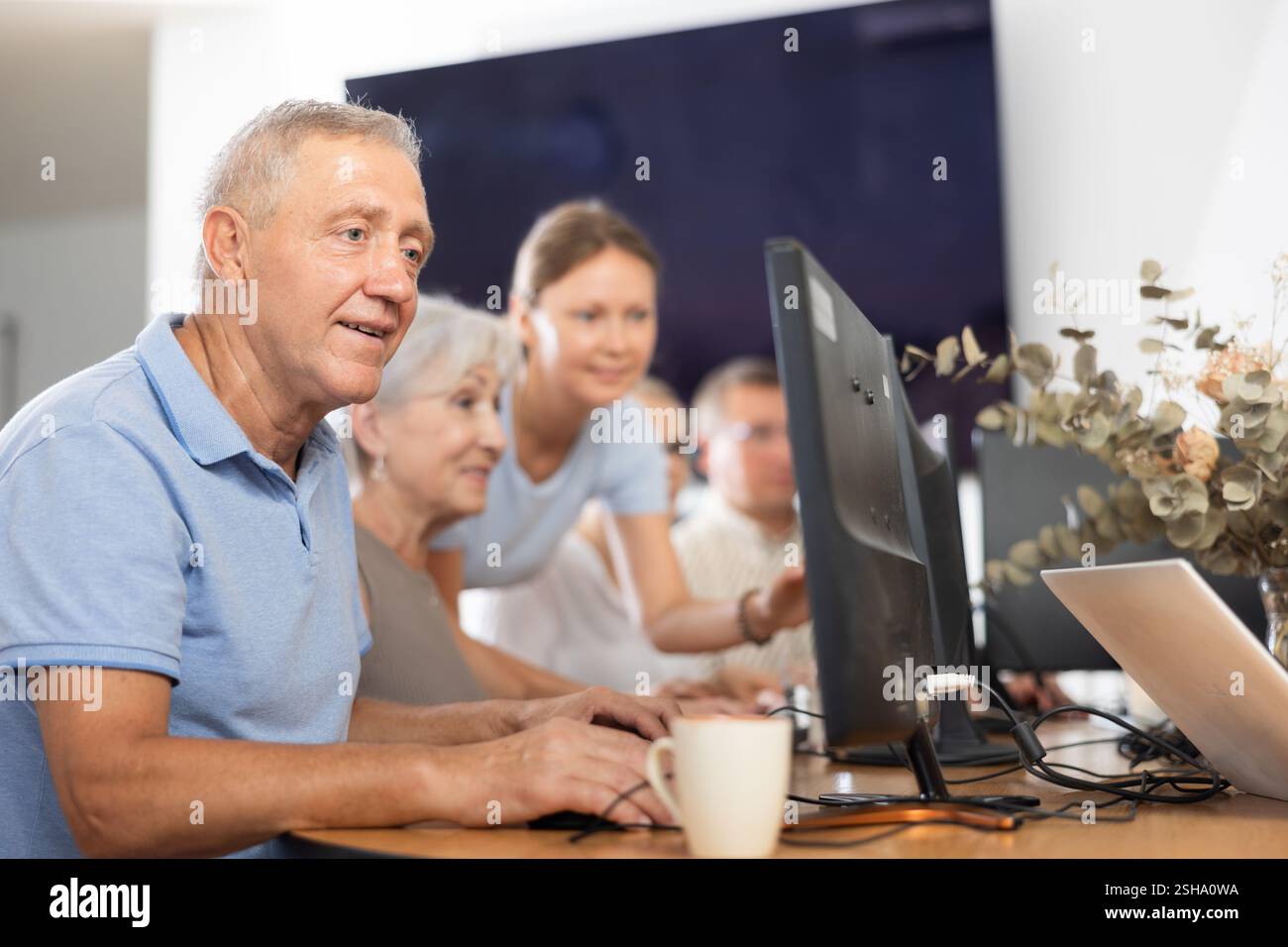 Computer classes elderly hi-res stock photography and images - Alamy