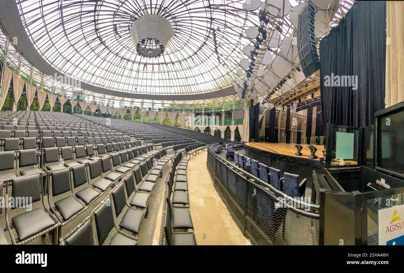 Wire opera house curitiba hi-res stock photography and images - Alamy