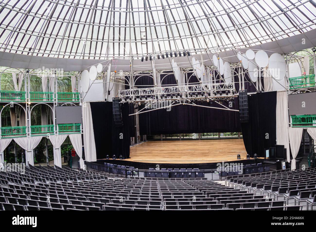 House building inside park hi-res stock photography and images - Alamy