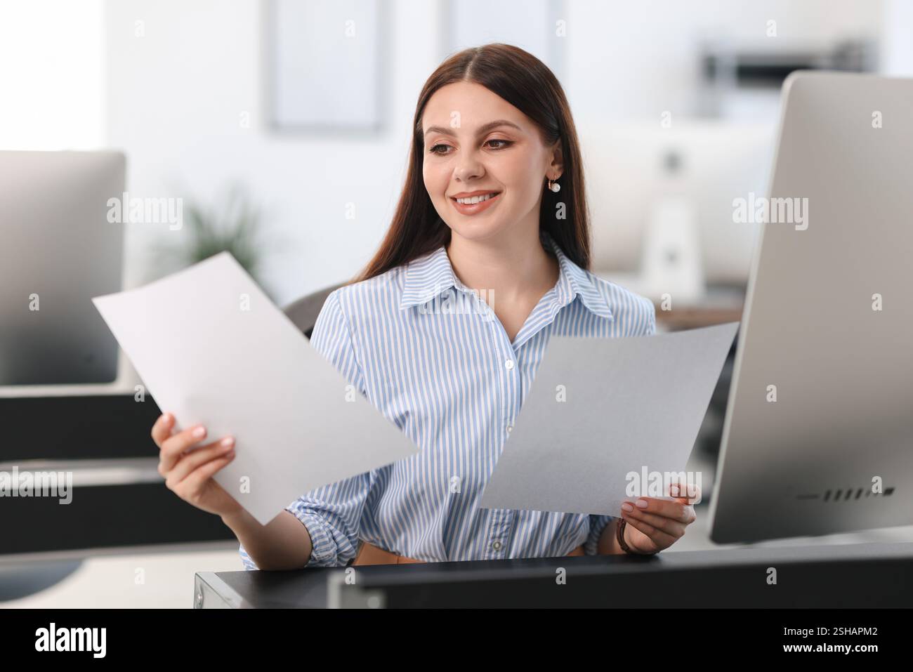 Woman banker desk hi-res stock photography and images - Alamy