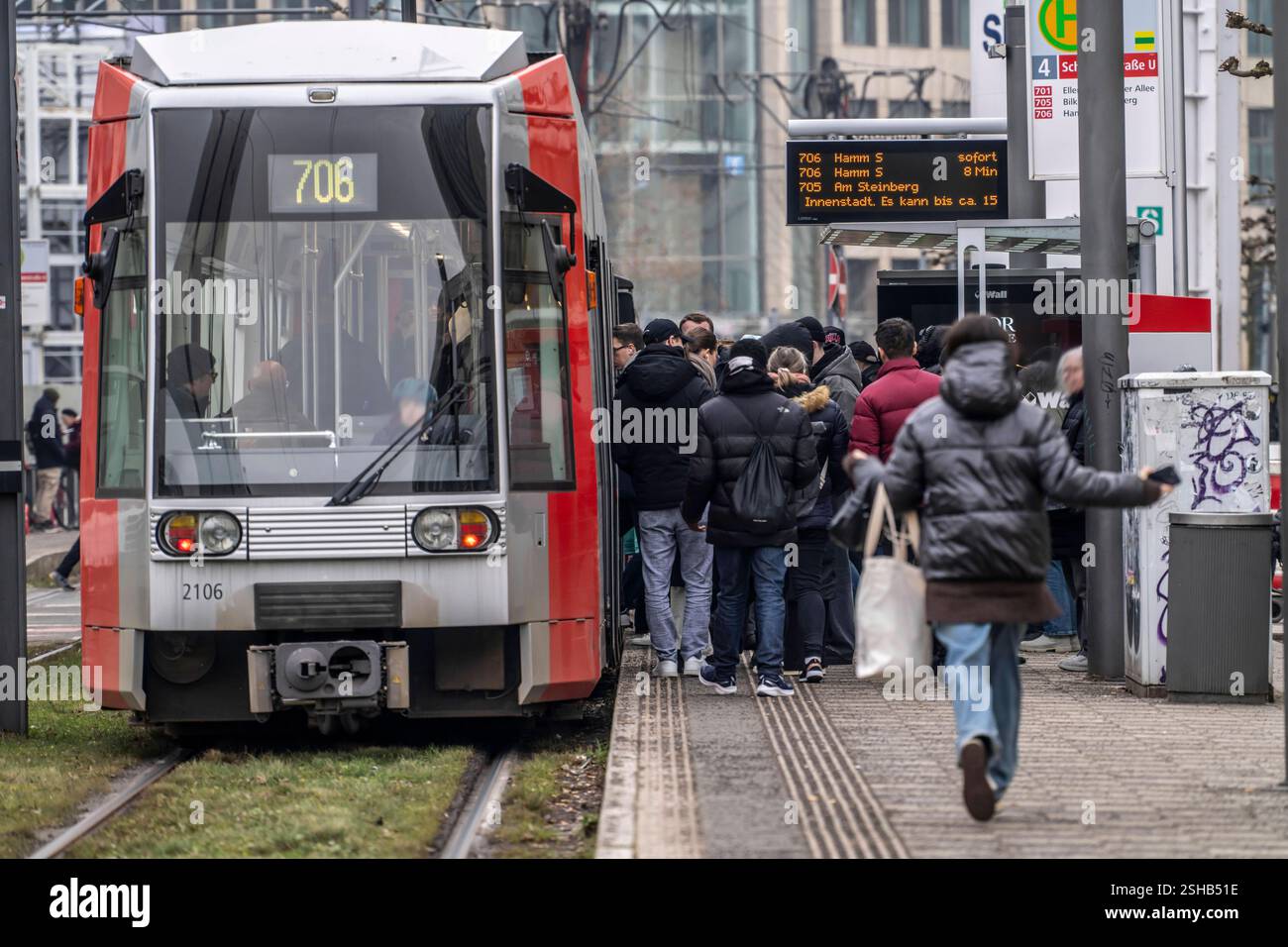 Volle Straßenbahn Haltestelle Schadowstraße, Regenwetter, Düsseldorf ...
