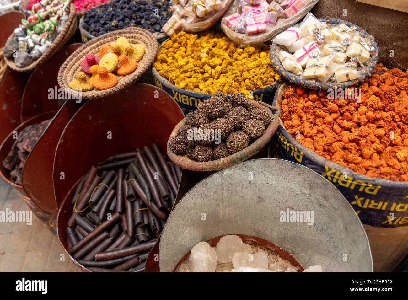Spice shop, in Marrakech Medina, souks of spices Stock Photo - Alamy