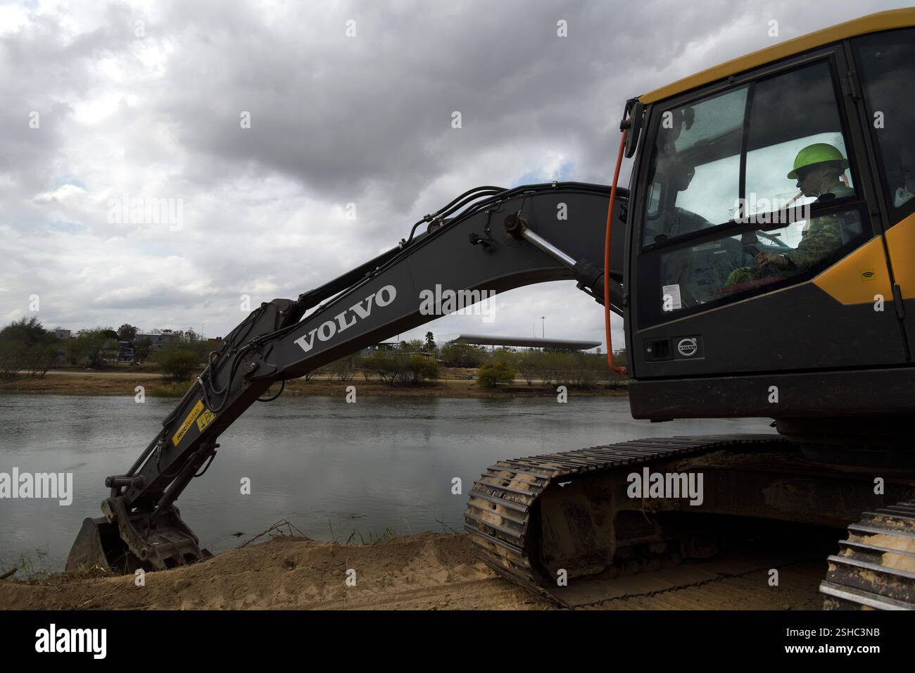 A U.S. Soldier with the Texas Army National Guard and assigned to the ...