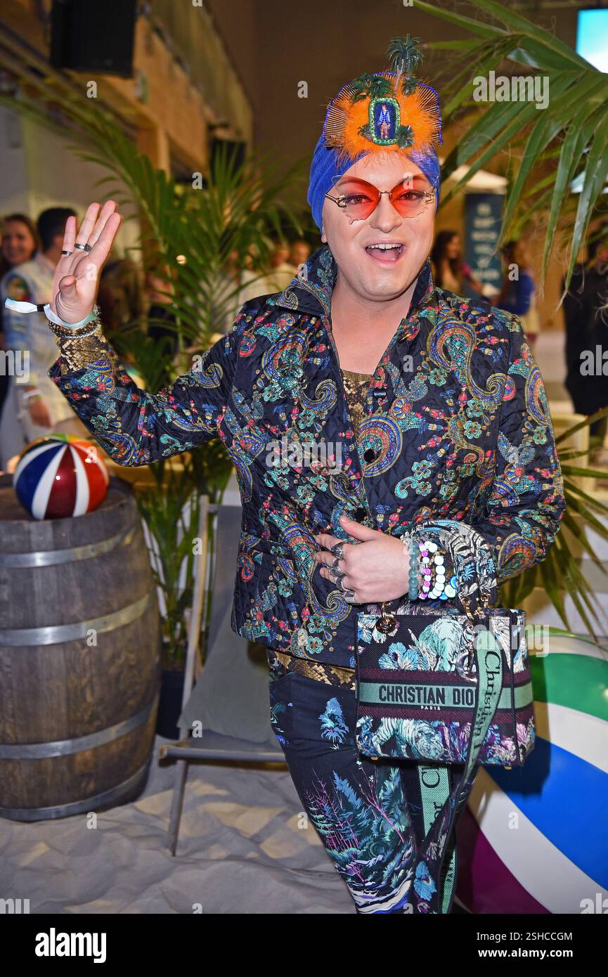 Julian F. M. Stöckel bei der PROMIS UNTER PALMEN Premiere im BeachMitte ...