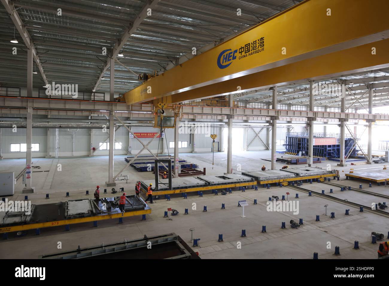 Riyadh, Saudi Arabia. 9th Feb, 2025. People work at a moduling building ...