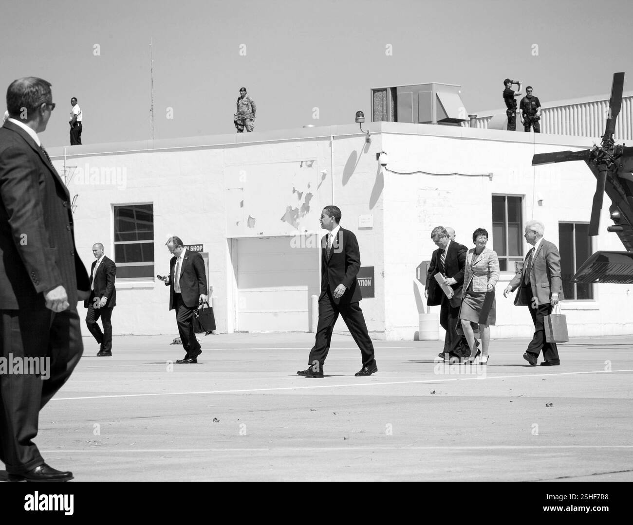 President Barack Obama and White House staff members prepare to leave ...