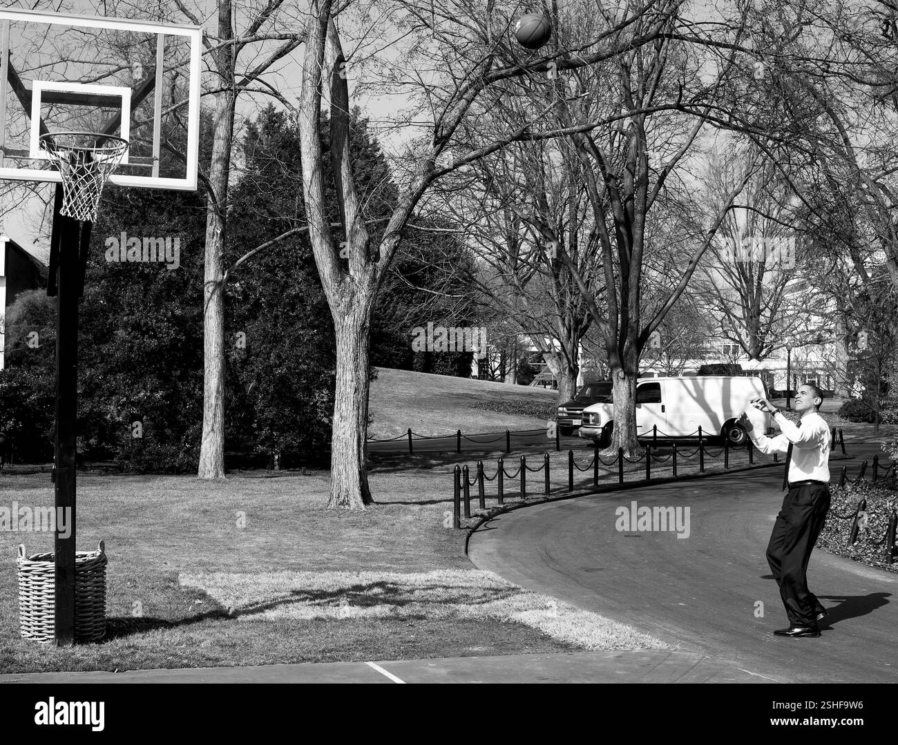 President Barack Obama shoots hoops on the White House South Lawn ...