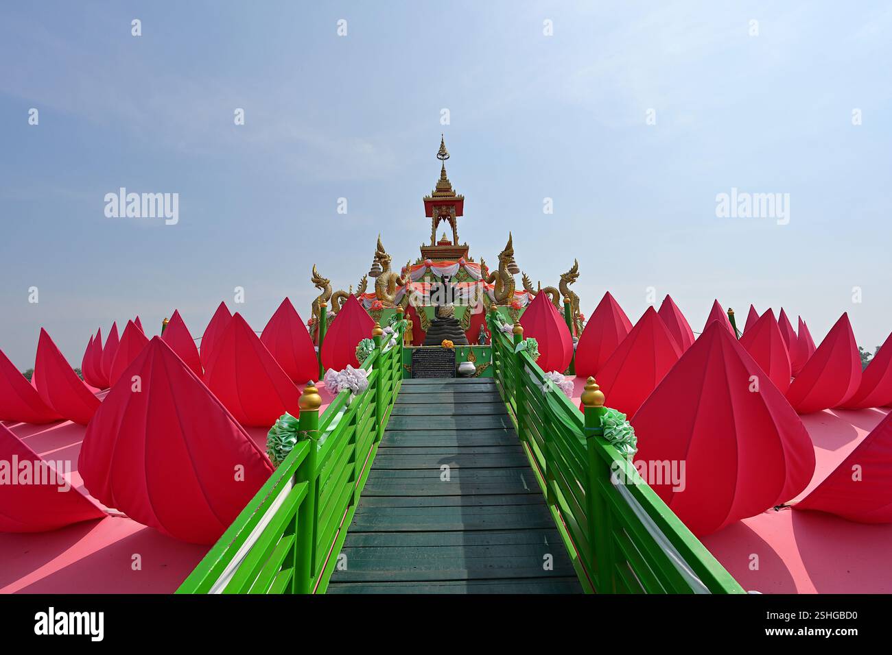 Access to the floating red lotus platform and Buddha shrine at Wat ...