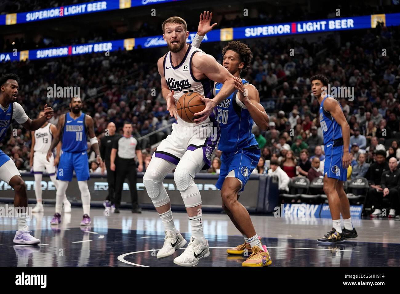 Sacramento Kings forward Domantas Sabonis, center left, works for a shot-opportunity as Dallas ...