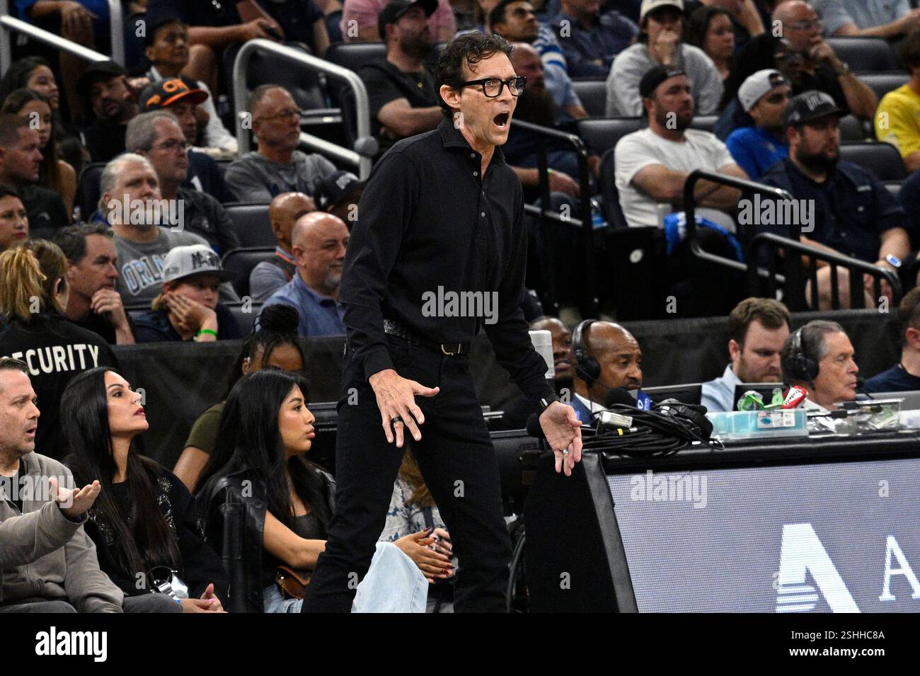 Atlanta Hawks head coach Quin Snyder, center, shouts instructions ...