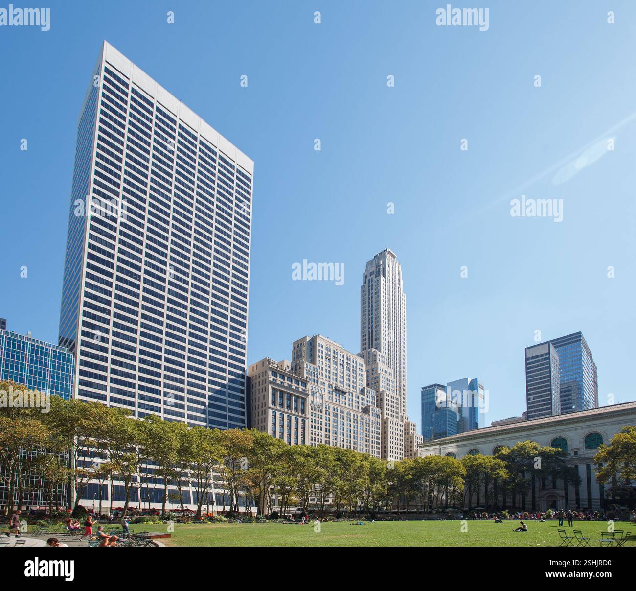 The WR Grace building, 500 fifth avenue skyscrapers and the Public ...