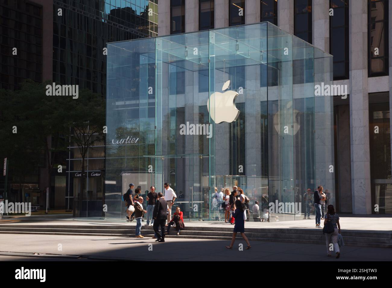 The Apple iconic glass cube store in Fifth Avenue, Midtown Manhattan ...