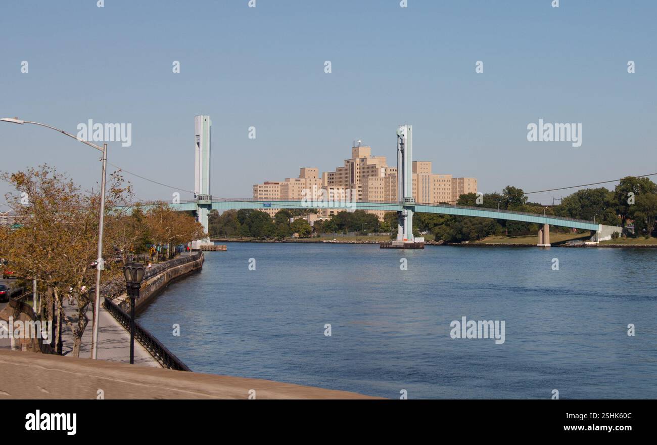 The Ward´s island bridge over Harlem river connecting Manhattan island ...