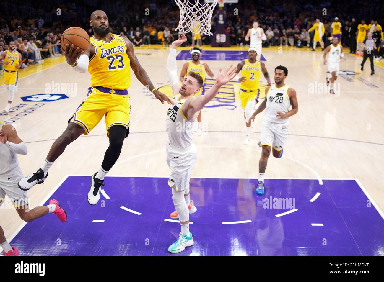 Los Angeles Lakers forward LeBron James (23) shoots as Utah Jazz center ...