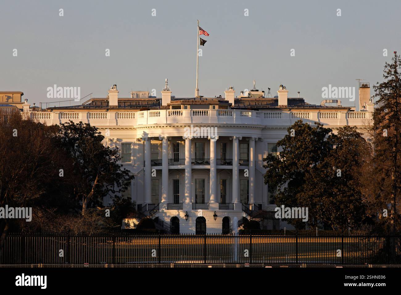 Washington, D.C, California, USA. 10th Feb, 2025. The afternoon sun shines on the White House a ...