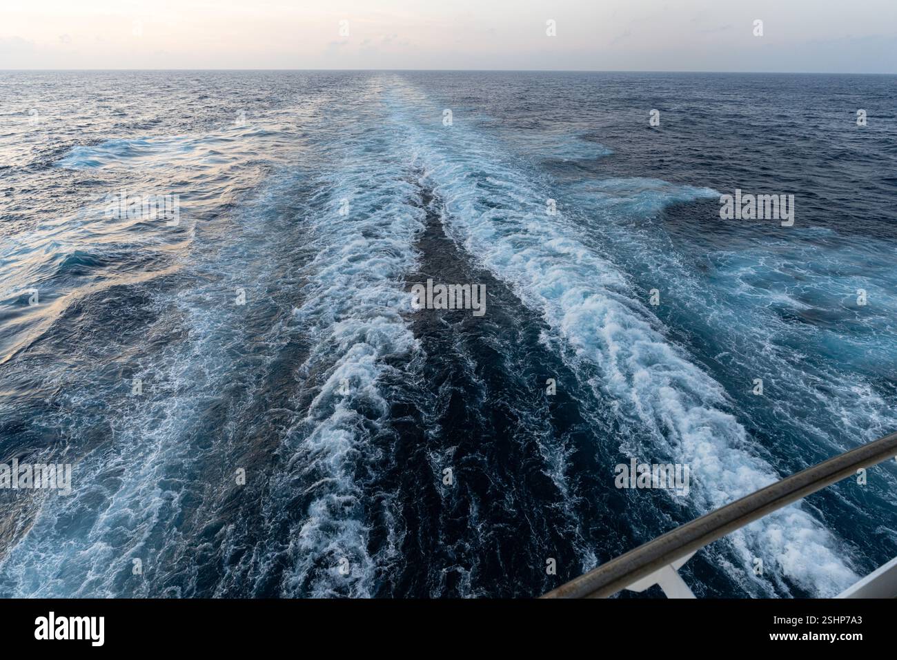 Cruise Ship wake in ocean gulf of Mexico Stock Photo - Alamy