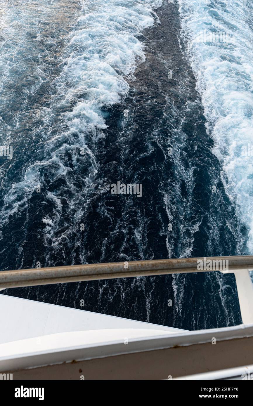 Cruise Ship wake in ocean gulf of Mexico Stock Photo - Alamy