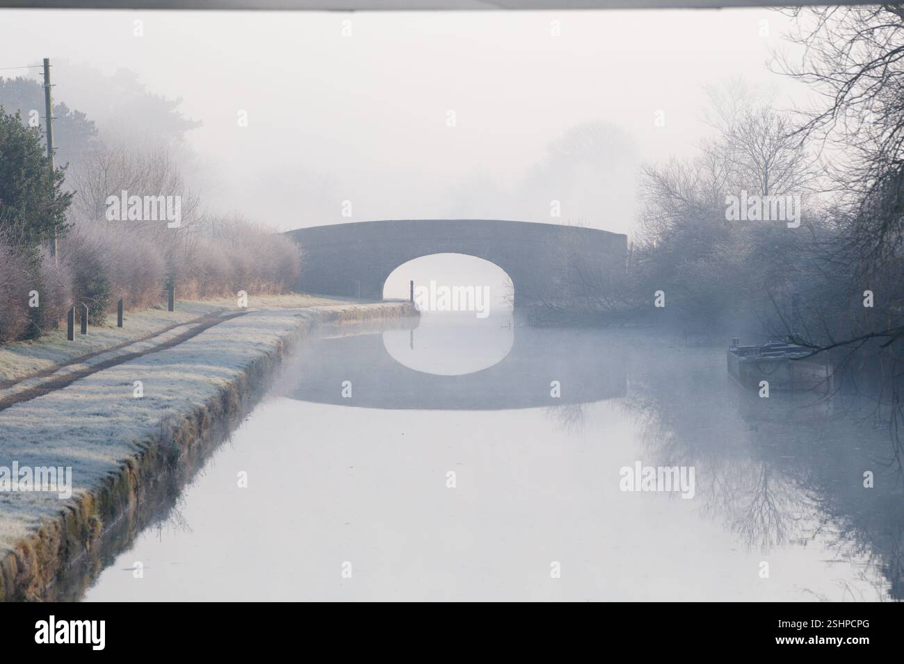 Small brick canal bridge hi-res stock photography and images - Alamy