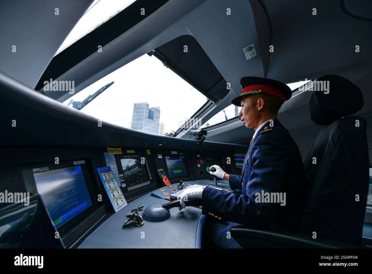 (250211) -- BEIJING, Feb. 11, 2025 (Xinhua) -- Lu Jinsheng drives a ...