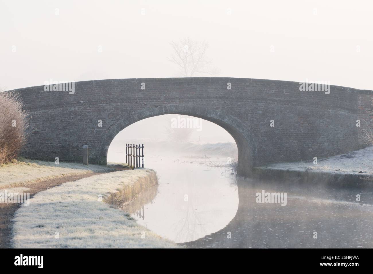 Small brick canal bridge hi-res stock photography and images - Alamy