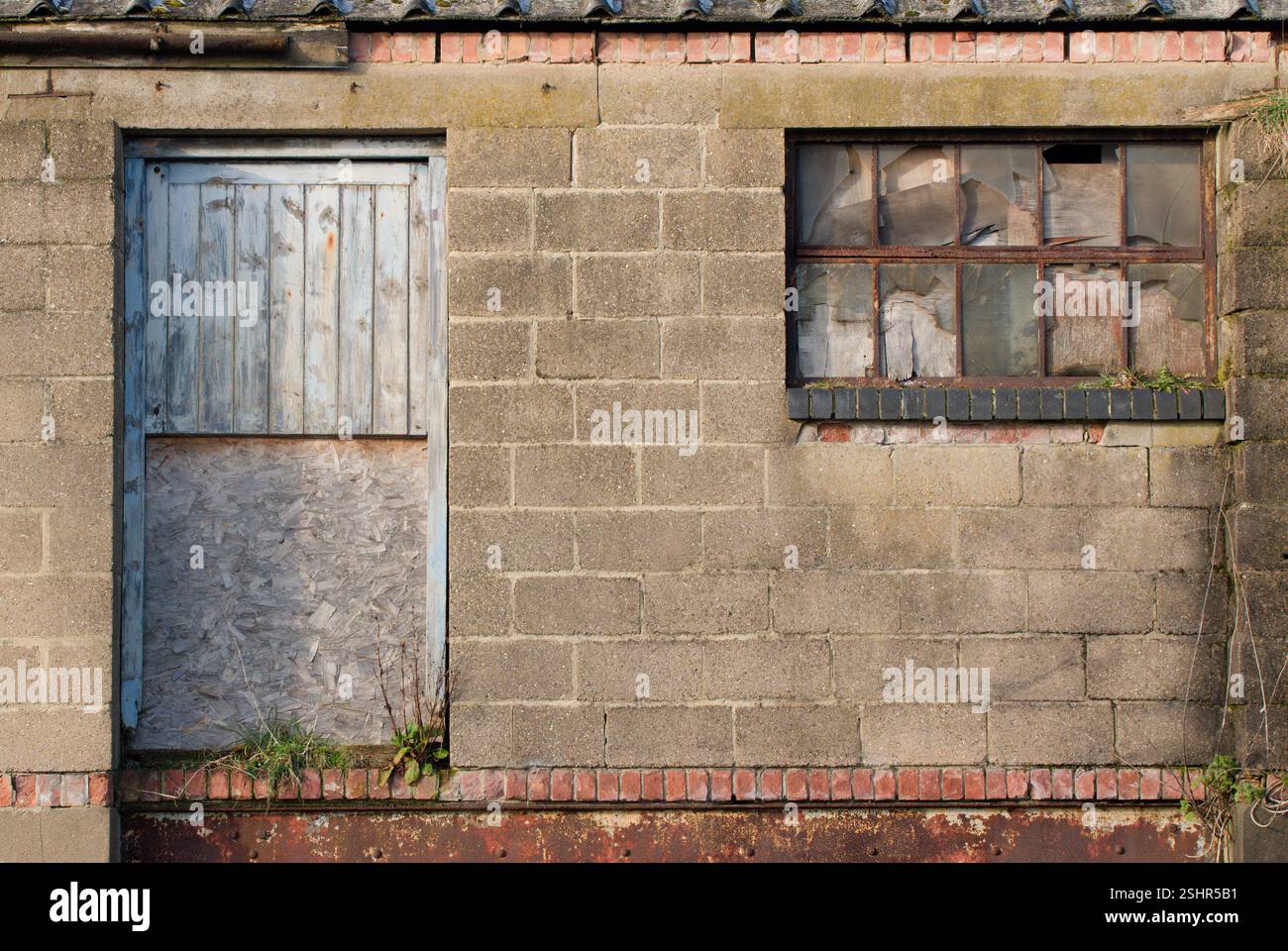 Boarded up farm building backdrop Stock Photo - Alamy