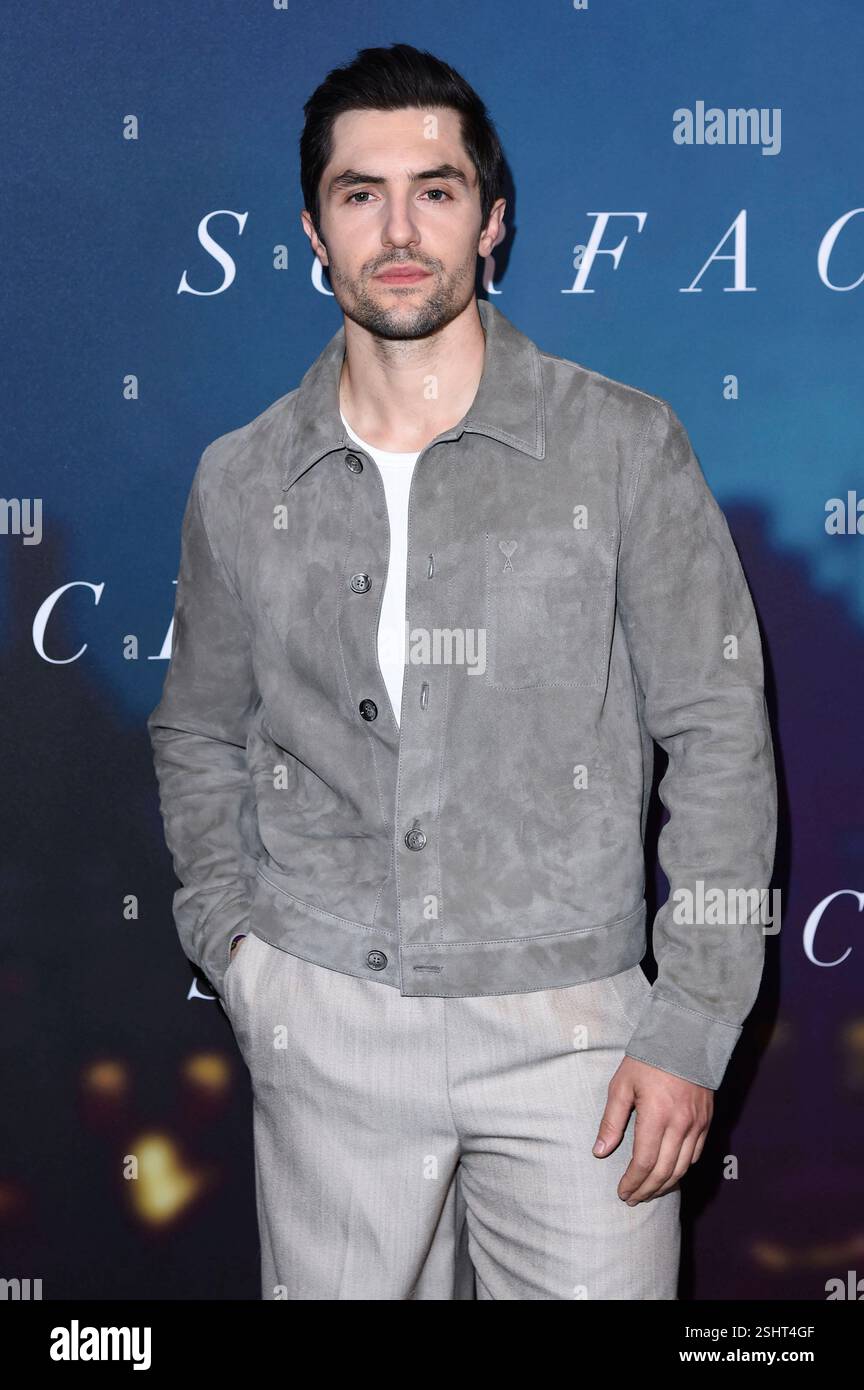 Phil Dunster bei der Premiere der 2. Staffel der Apple TV Serie Surface ...