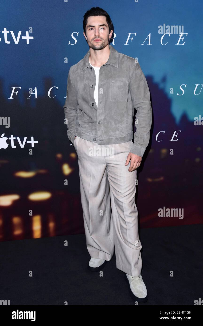 Phil Dunster bei der Premiere der 2. Staffel der Apple TV Serie Surface ...
