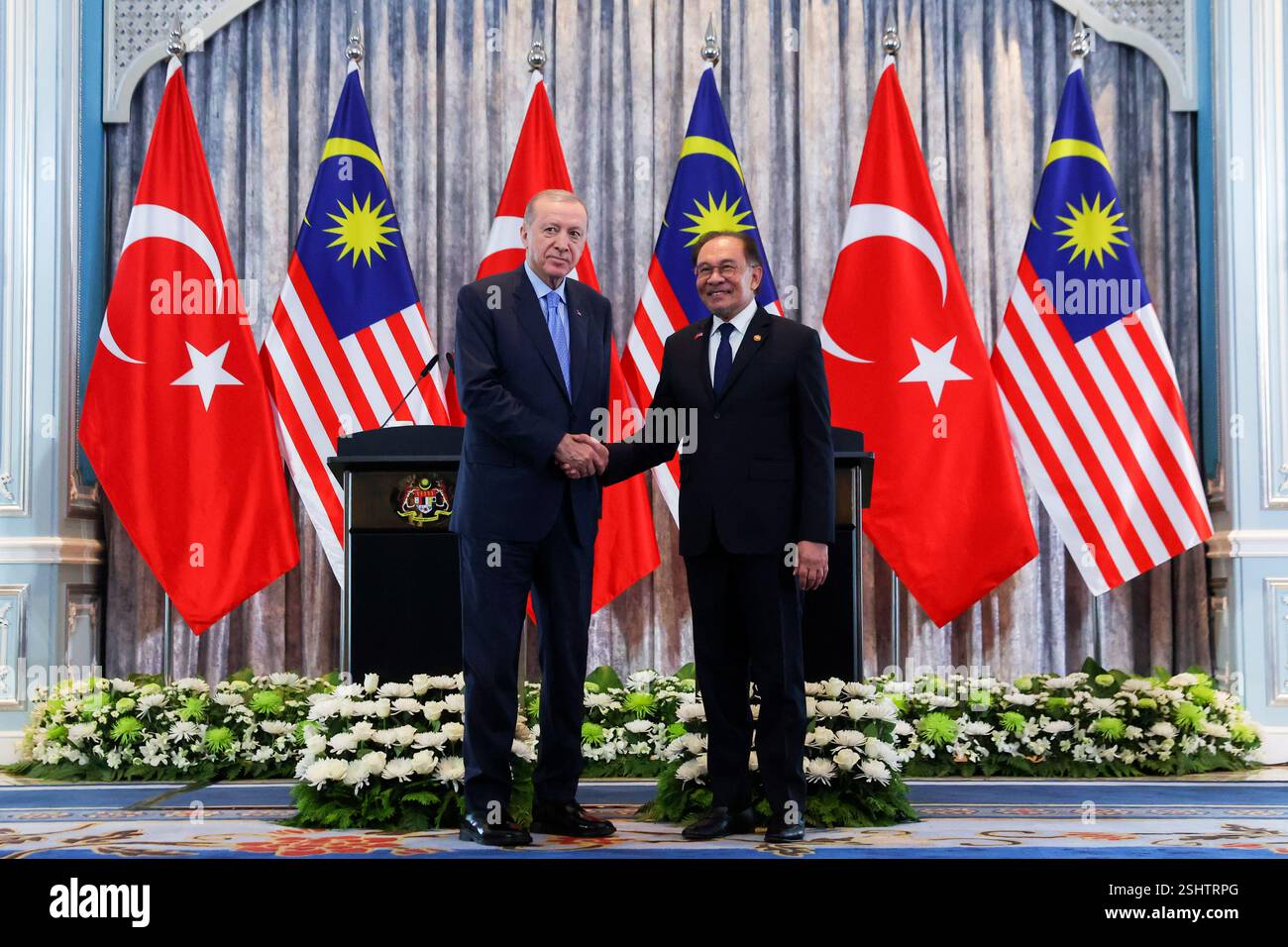 Turkish President Recep Tayyip Erdogan, left, and Malaysian Prime ...