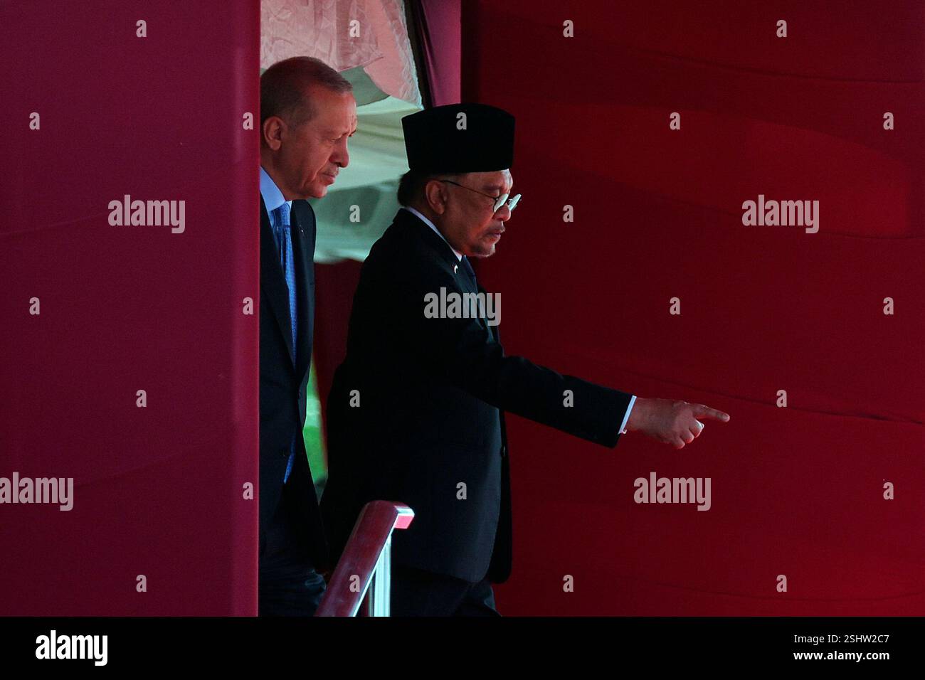 Turkish President Recep Tayyip Erdogan, left, and Malaysian Prime ...