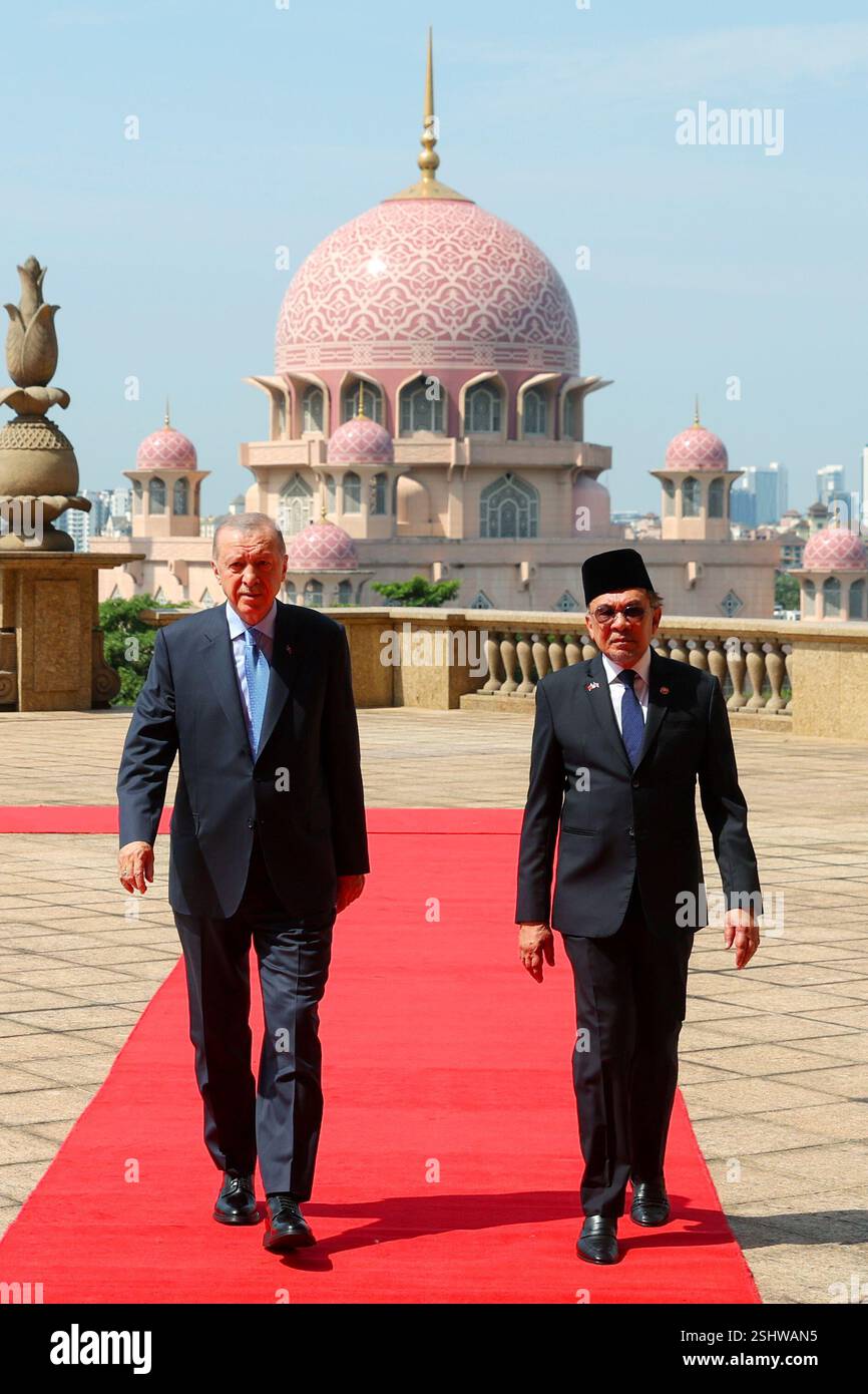 Turkish President Recep Tayyip Erdogan, left, and Malaysian Prime ...