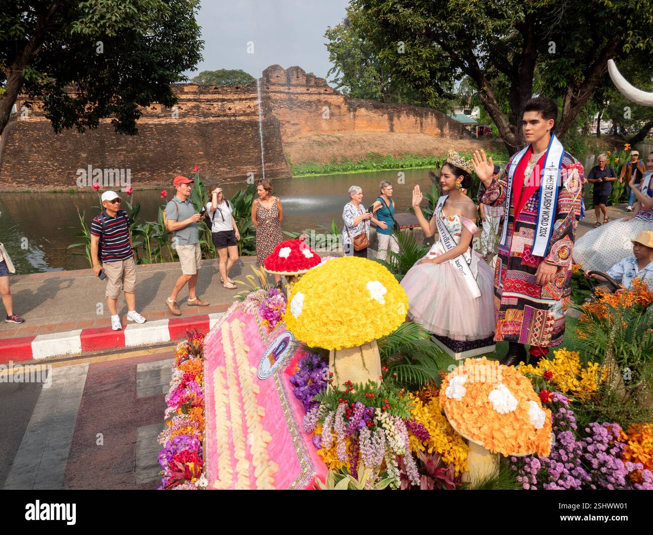 CHIANG MAI, THAILAND - FEBRUARY 8, 2025 : The Flower floats and parades ...