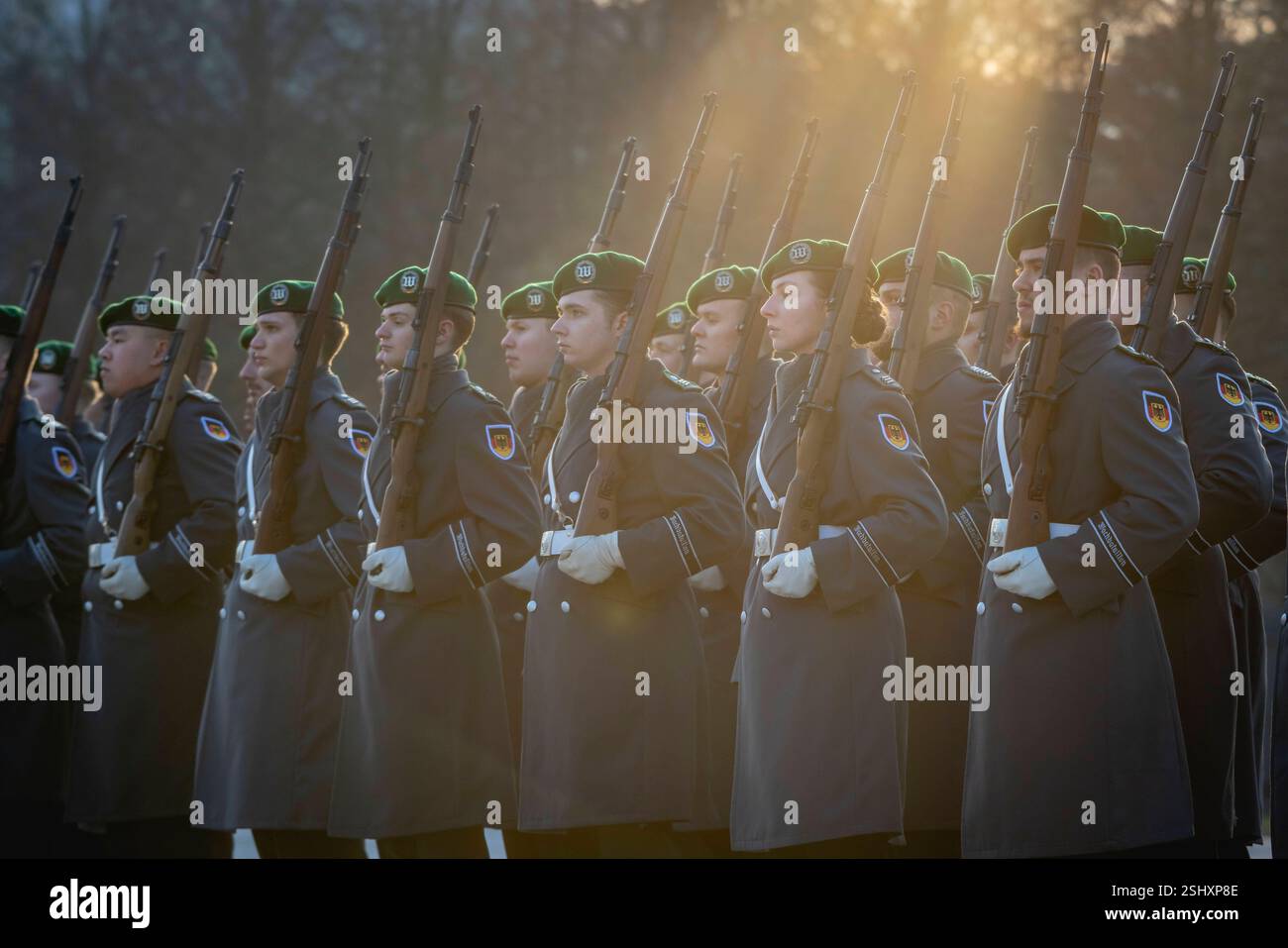 Soldatinnen und Soldaten des Wachbataillons der Bundeswehr treten an zu ...
