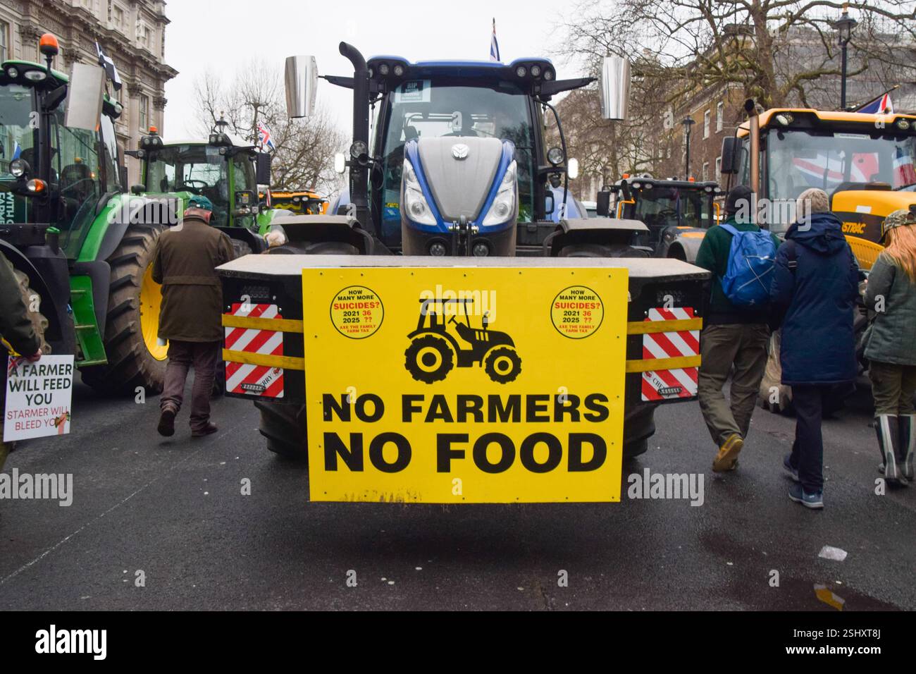 London, England, UK. 10th Feb, 2025. Hundreds of tractors line ...