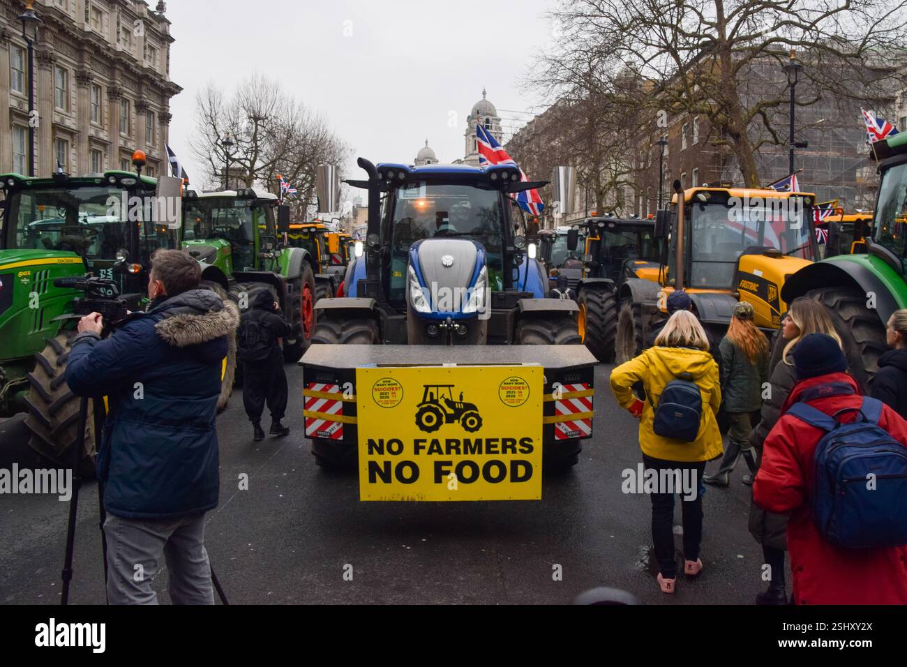 London, England, UK. 10th Feb, 2025. Hundreds of tractors line ...