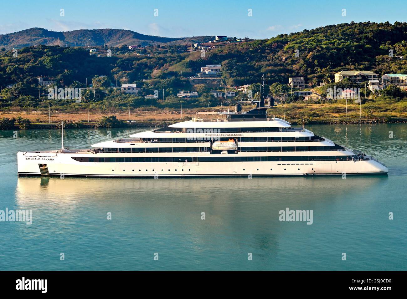 Emerald Cruises Stunning Luxury Yacht Emerald Sakara Arrives At St ...