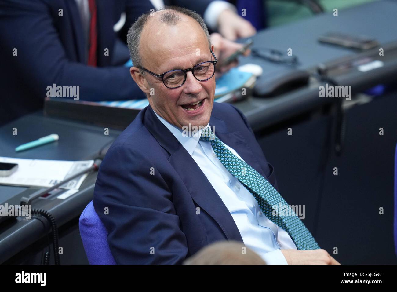 Generaldebatte im Deutschen Bundestag Friedrich Merz CDU lacht laut im ...