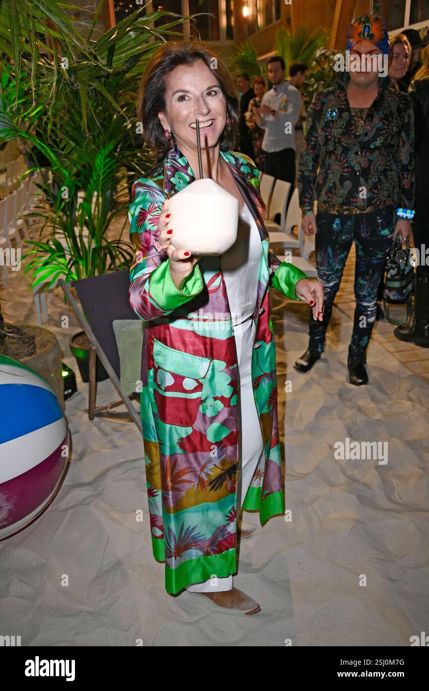 Claudia Obert bei der Premiere des TV Realityformats Promis unter ...