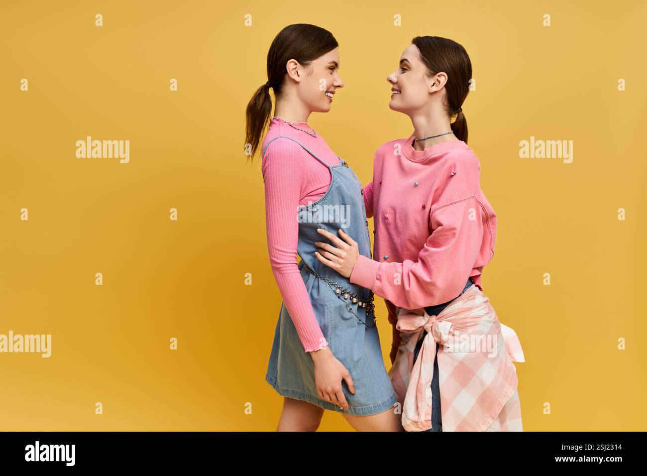 Twin sisters with distinct styles express their bond while posing ...