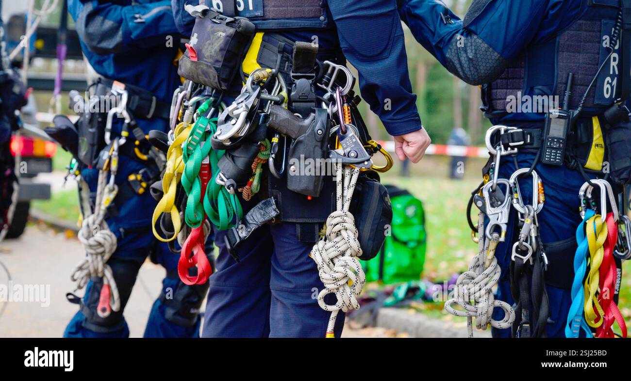 05 November 2024, Lower Saxony, Lüneburg: Police officers from a ...