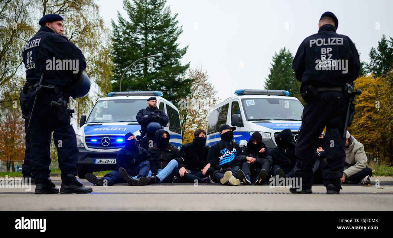 05 November 2024, Lower Saxony, Lüneburg: Police officers secure a sit ...