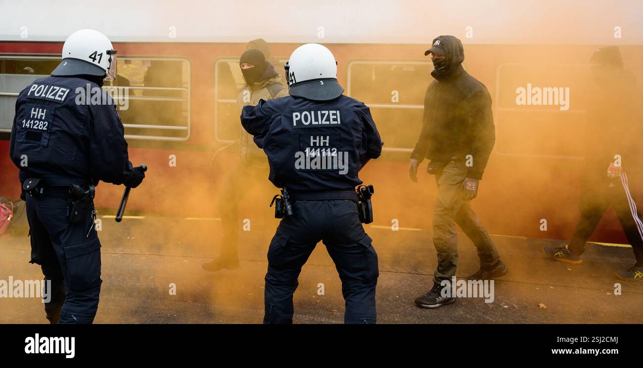 05 November 2024, Lower Saxony, Lüneburg: Police officers are on duty ...