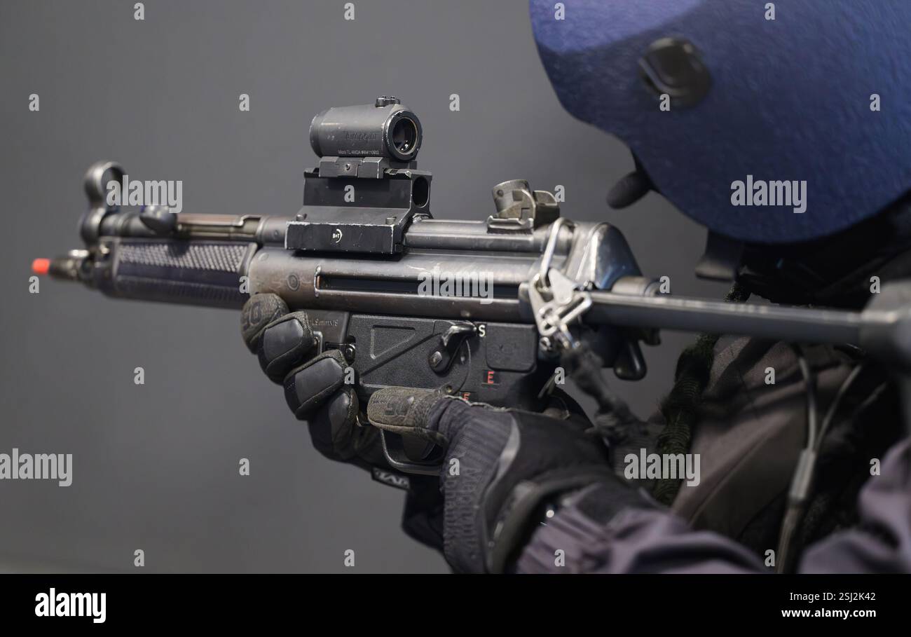 05 November 2024, Lower Saxony, Lüneburg: A police officer enters an ...