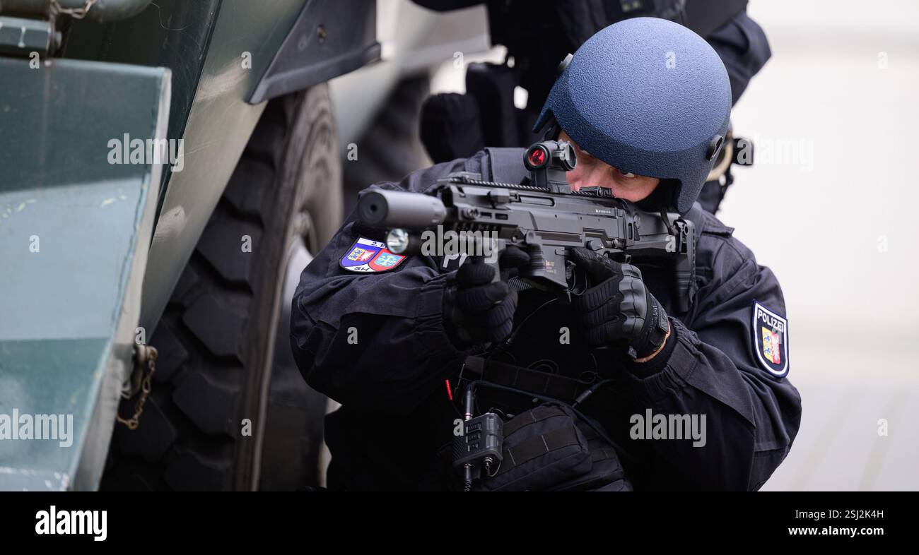05 November 2024, Lower Saxony, Lüneburg: Police officers with HK437 ...