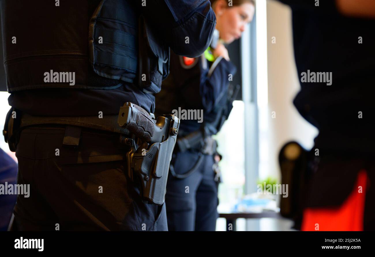 26 September 2022, Lower Saxony, Lüneburg: Two police officers work on ...