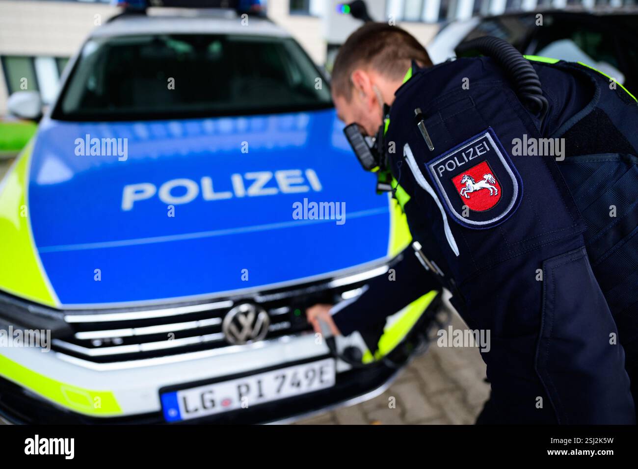 26 September 2022, Lower Saxony, Lüneburg: A police officer connects ...