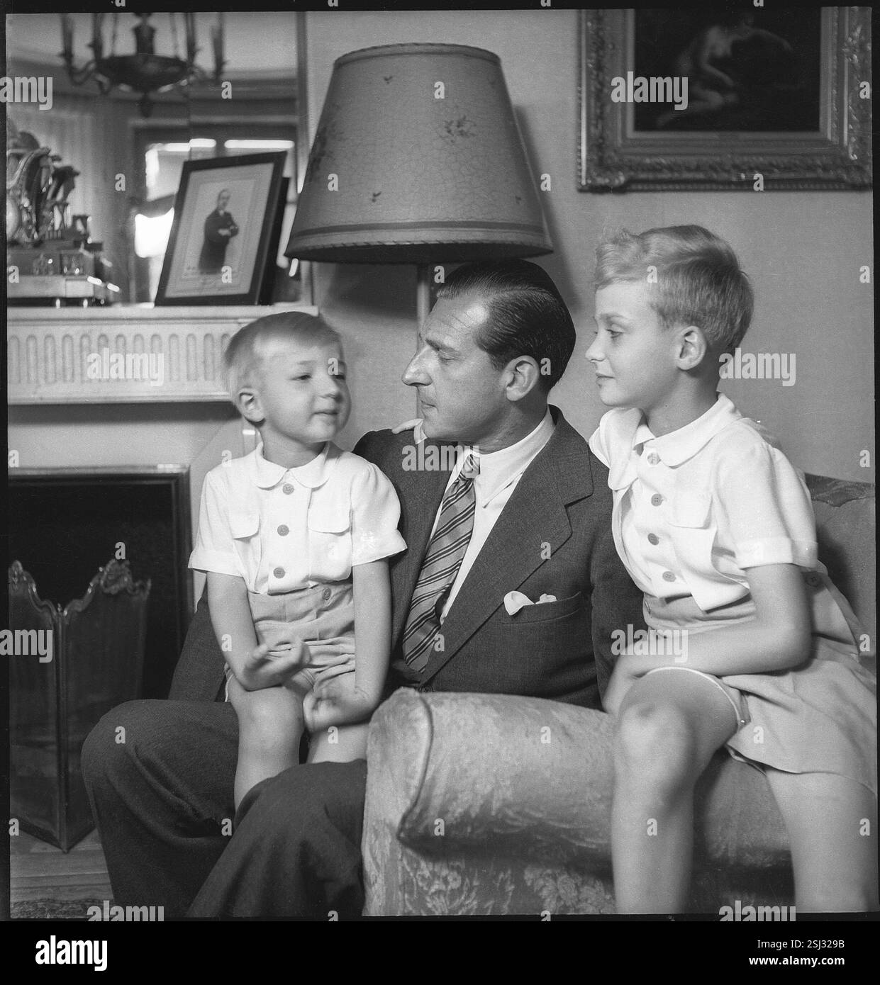 Juan Carlos (r) mit Vater Don Juan und Bruder Alfonso, um 1947#Juan ...